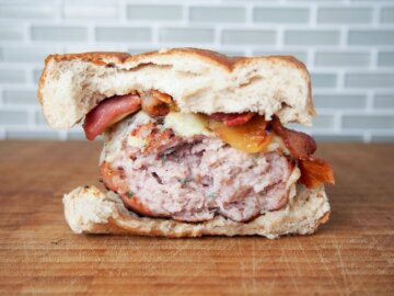 Maple turkey burger with cheddar, bacon and apple - Caroline's Cooking