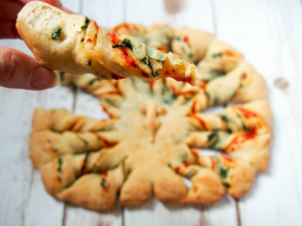 Twisted bread with peppers, spinach and parmesan - Caroline's Cooking