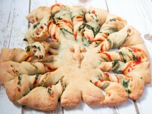 Twisted bread with peppers, spinach and parmesan - Caroline's Cooking