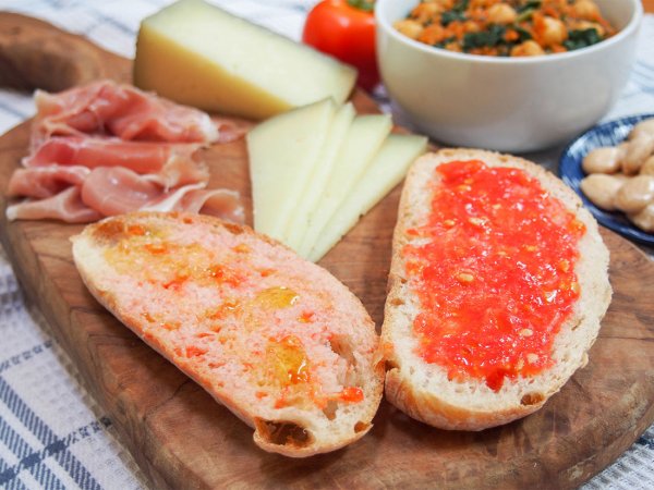 Pan con tomate (pa amb tomàquet, Spanish tomato bread) - Caroline's Cooking