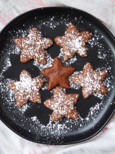 Basler brunsli (Swiss chocolate almond cookies) - Caroline's Cooking