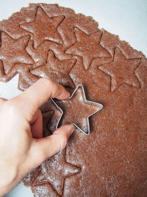 Basler brunsli (Swiss chocolate almond cookies) - Caroline's Cooking