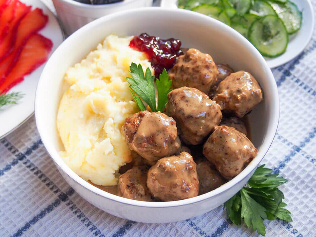Traditional Swedish meatballs (köttbullar) - Caroline's Cooking