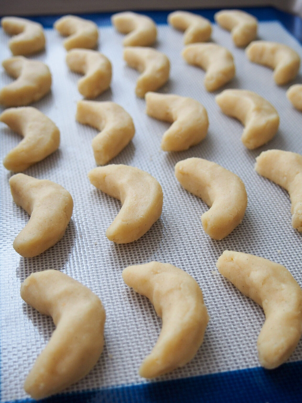 Vanillekipferl (vanilla crescent cookies) - Caroline's Cooking