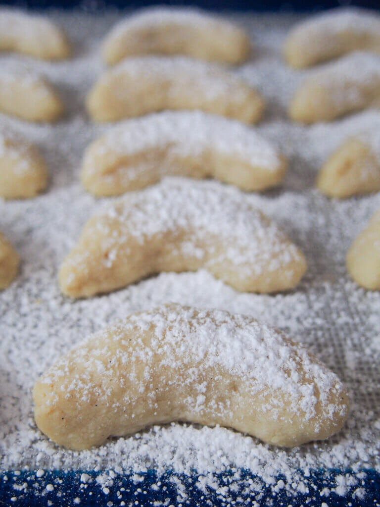 Vanillekipferl (vanilla crescent cookies) - Caroline's Cooking