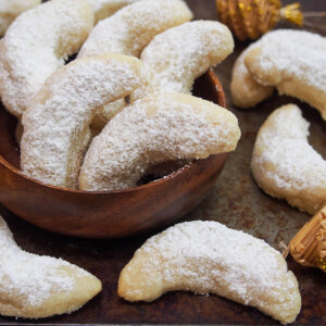 Vanillekipferl (vanilla crescent cookies) - Caroline's Cooking