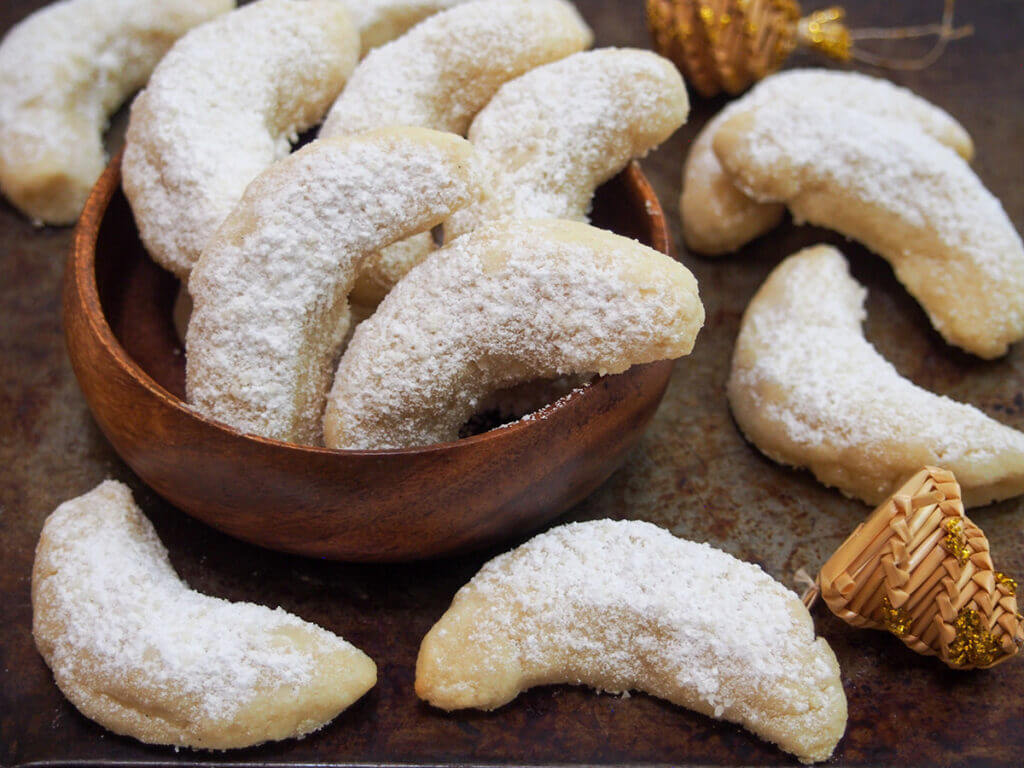 Vanillekipferl (vanilla crescent cookies) - Caroline's Cooking