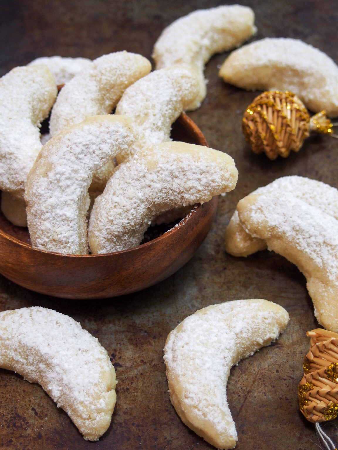 Vanillekipferl (vanilla crescent cookies) - Caroline's Cooking