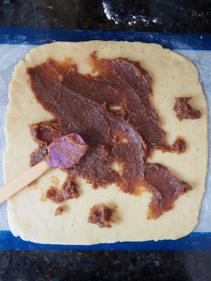 Kleicha (Iraqi date cookies) - Caroline's Cooking