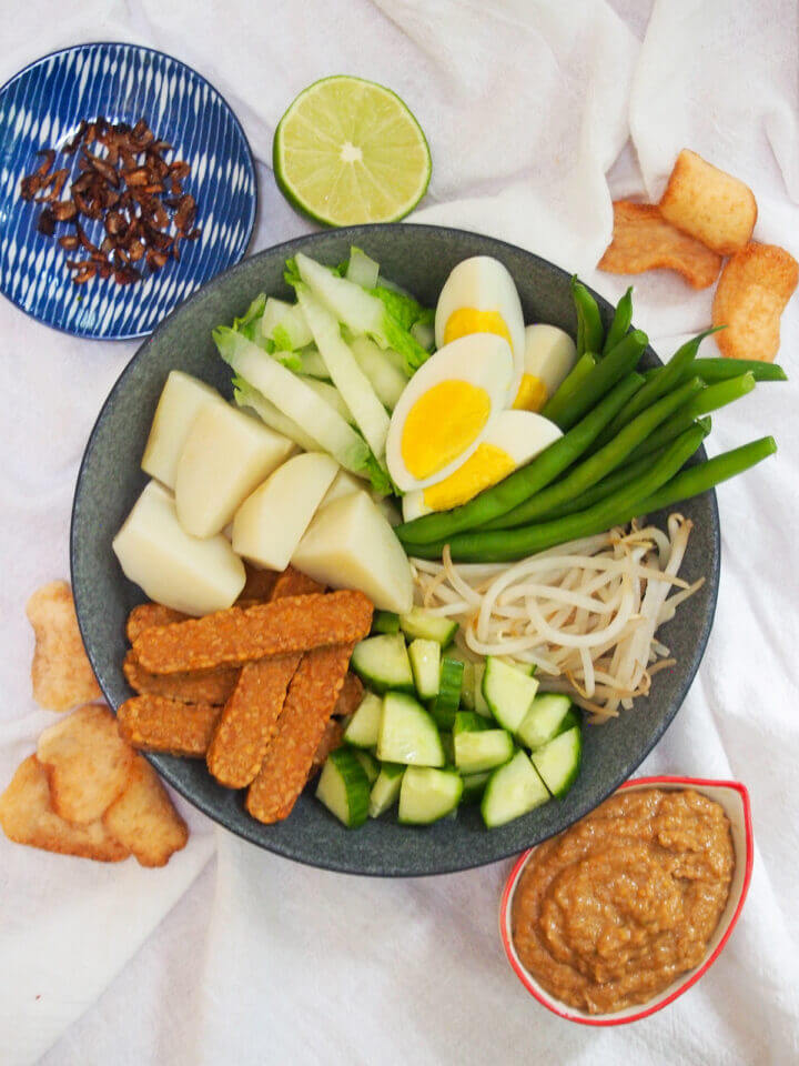 Gado gado (Indonesian salad with peanut sauce) - Caroline's Cooking