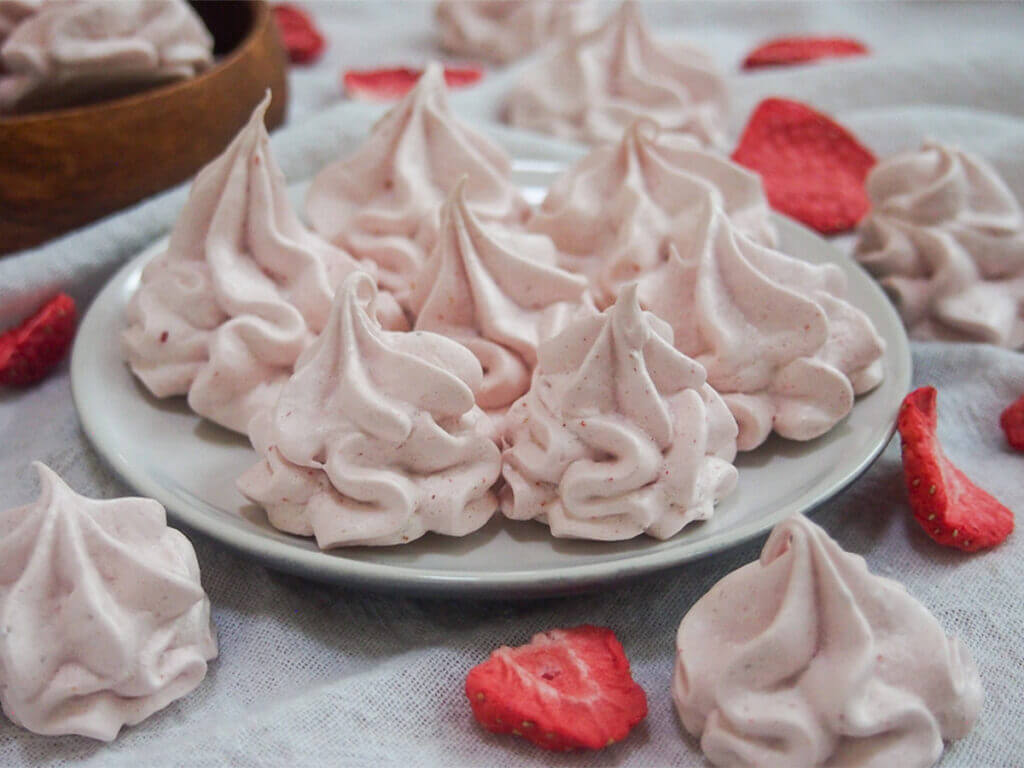 Strawberry meringue cookies - Caroline's Cooking