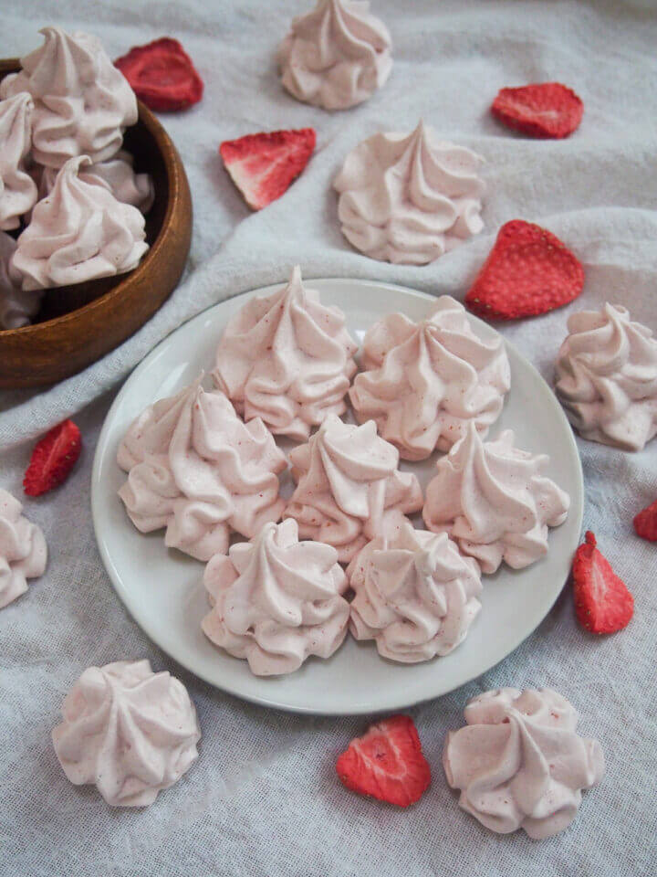 Strawberry meringue cookies - Caroline's Cooking
