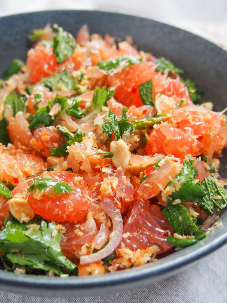 Thai pomelo salad (yam som o) - Caroline's Cooking