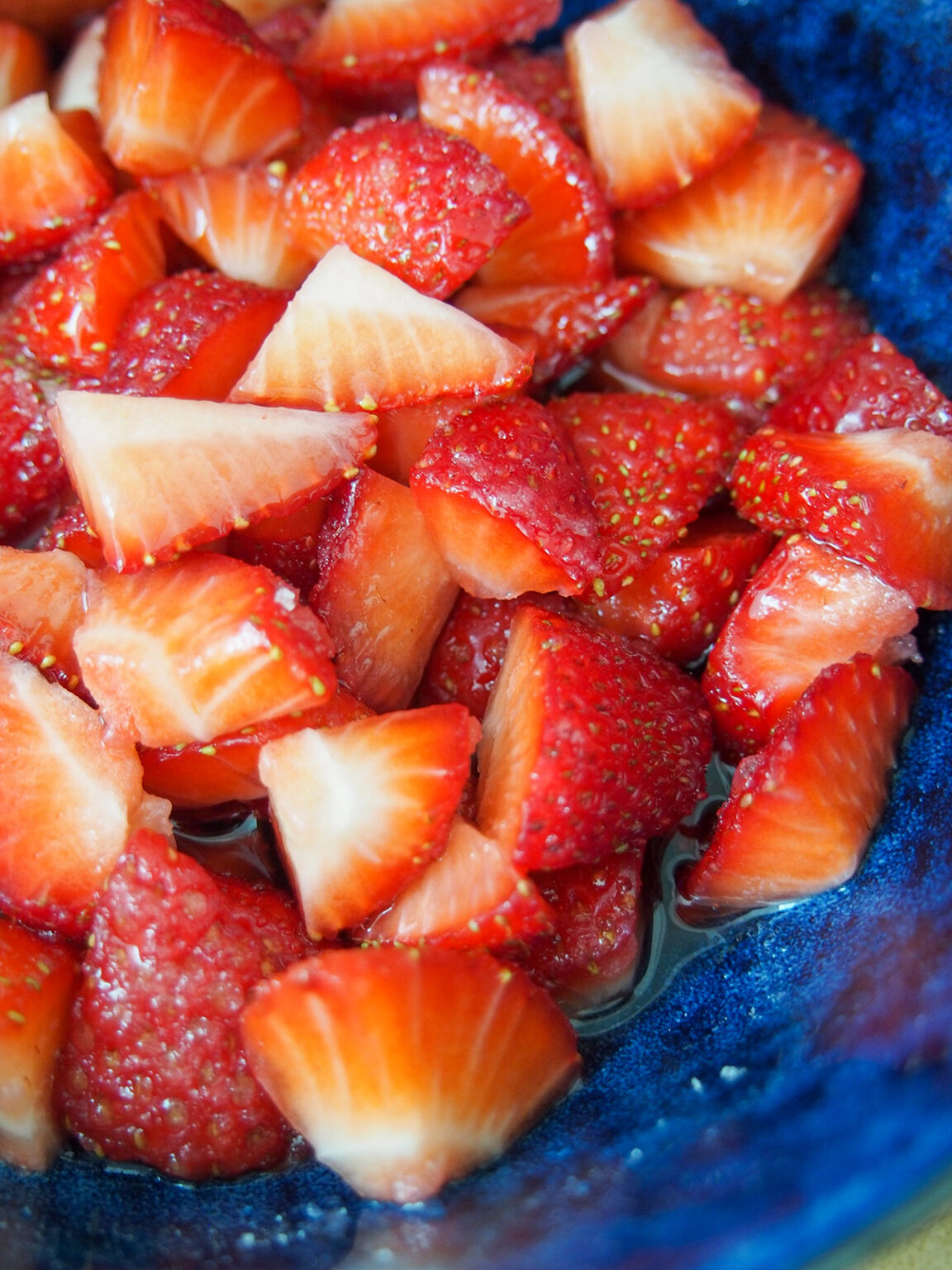 Paletas de fresa con crema - Mexican strawberry popsicles - Caroline's ...