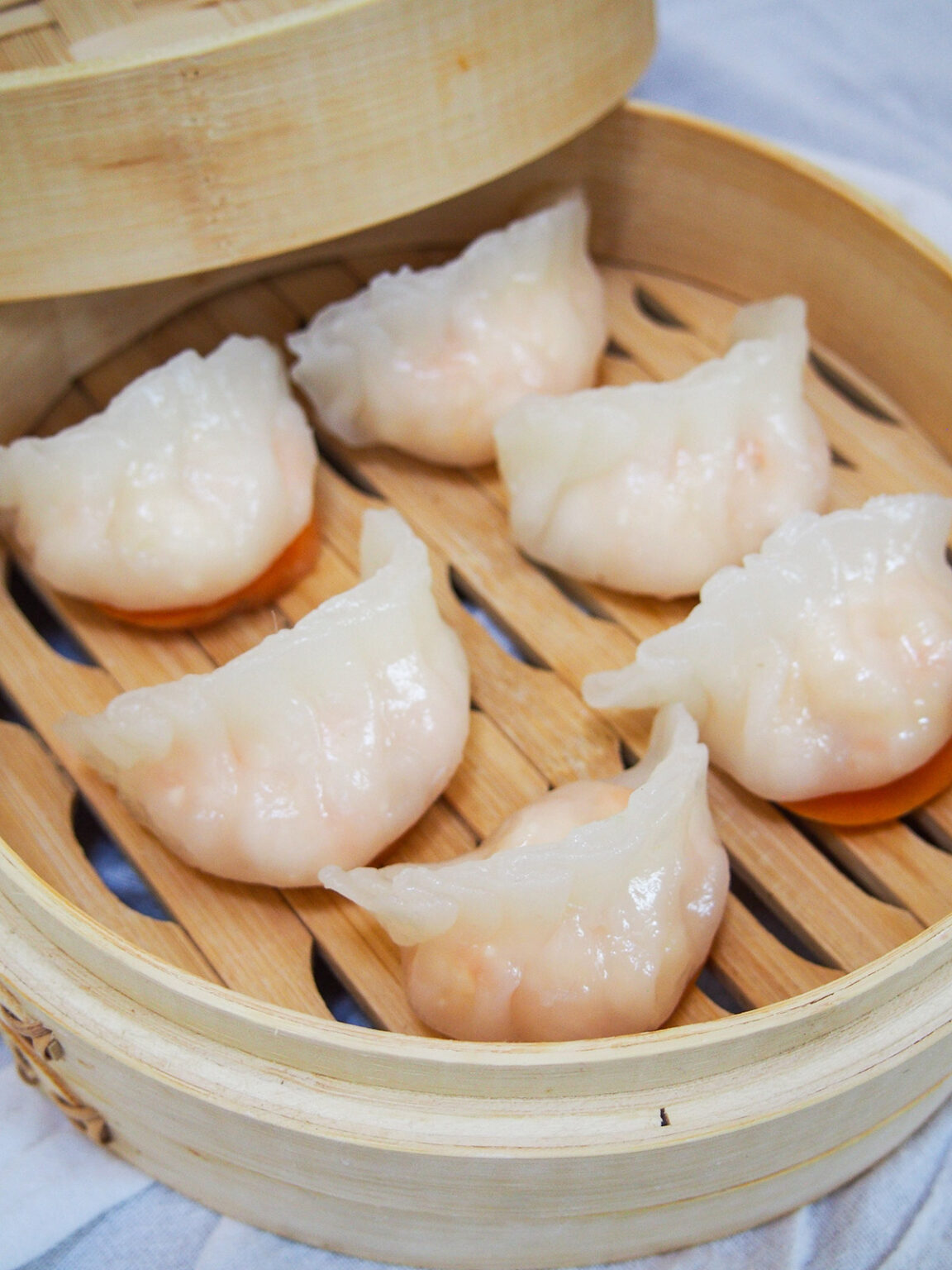 Har gow (crystal shrimp dumplings) - Caroline's Cooking